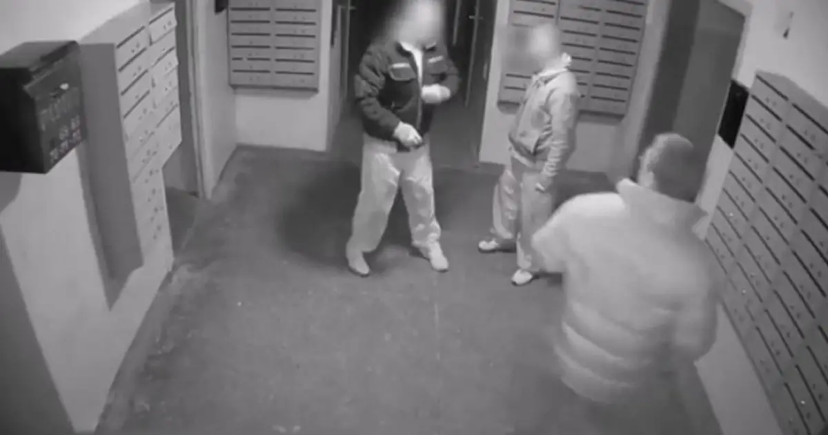 Osiedlowy Seba zaczął kozaczyć na klatce, ale los szybko go ukarał ...